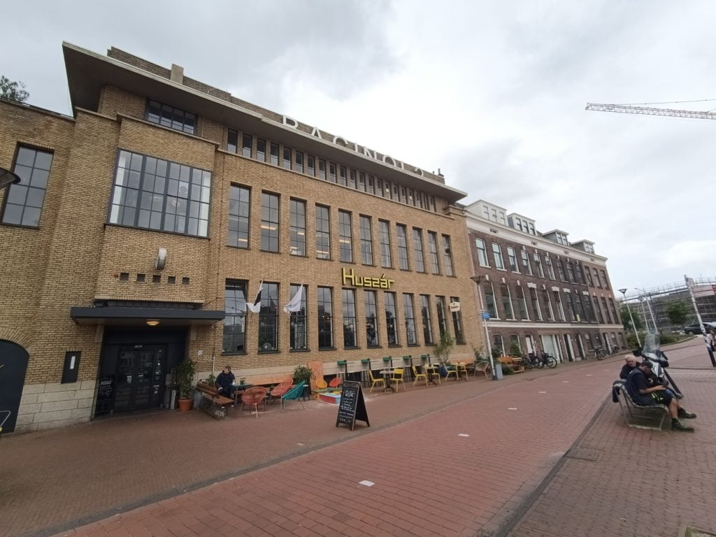 Delft - Café Brasserie Huszar | Iets Drinken